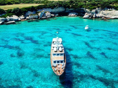 Motor Boat Charters Baie du Lazaret. Motor Yacht Charter Baie du Lazaret